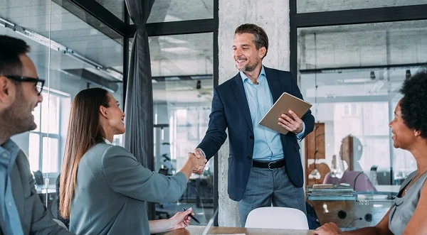 Holding empresarial: definición, tipos, ventajas … | Legálitas